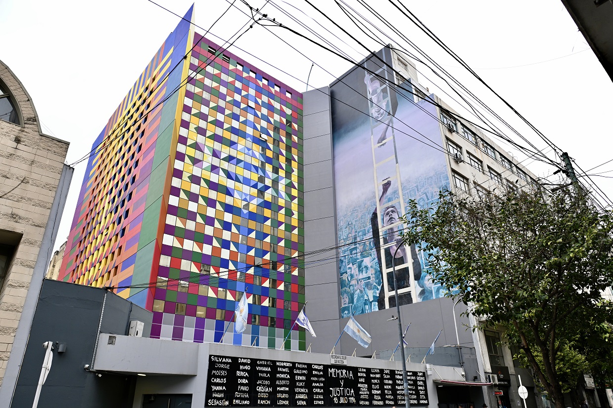 "Colores de AMIA", la obra que David Petroni pintó sobre el edificio de ...
